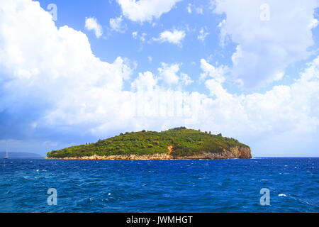 Die Insel Lokrum und rauer See in der Nähe von Dubrovnik, touristische ...