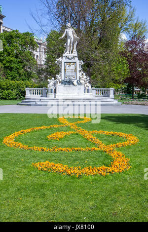 Statue von Wolfgang Amadeus Mozart, Frühling. Burggarten, Wien, Österreich, horizontal ...