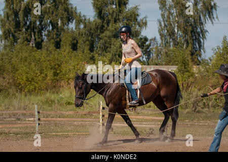 Reiterin/weibliche Pferd Reiter Reiten ohne Sattel im flachen Wasser ...