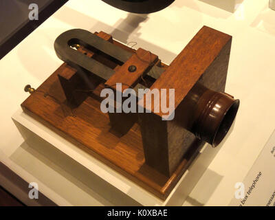 Alexander Graham Bell das erste Telefon (1875), ausgestellt auf die ...