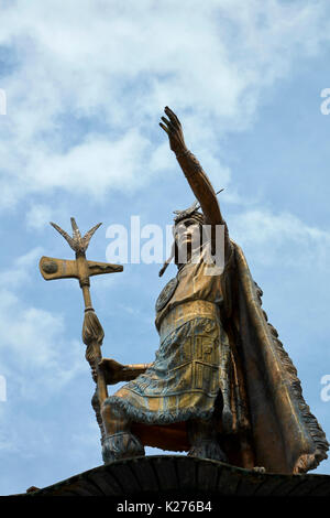 Statue eines Inka-Krieger-Königs eine Axt Art Waffe und tragen einer ...
