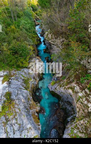 Fluss, der durch Soca-Tal, Tolmin, Slowenien Stockfotografie - Alamy
