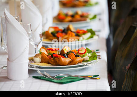 Verschiedene leckere Häppchen auf Luxus Bankett oder eine Hochzeit ...