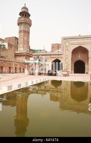 Die Masjid-Wazir-Khan-Moschee in der alten, von Mauern umgebenen Stadt ...