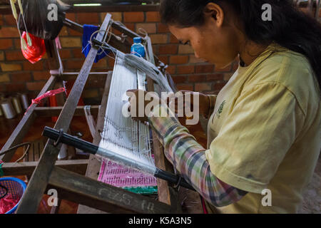 Kambodscha silk Farm - Frau Weben Seide Seide Schals zu einem silk Farm ...