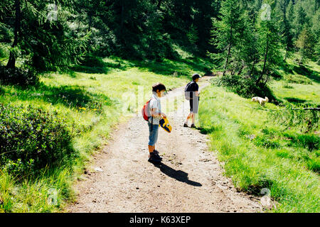 Kinder Wandern in den Alpen. Kinder Blick auf schneebedeckte Berge in ...