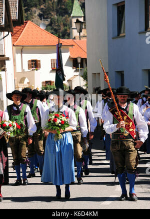 Latsch, Italien. 18 Juni, 2017. Blick auf ein altes Fachwerkhaus in der ...