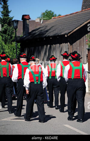 Latsch, Italien. 18 Juni, 2017. Blick auf ein altes Fachwerkhaus in der ...