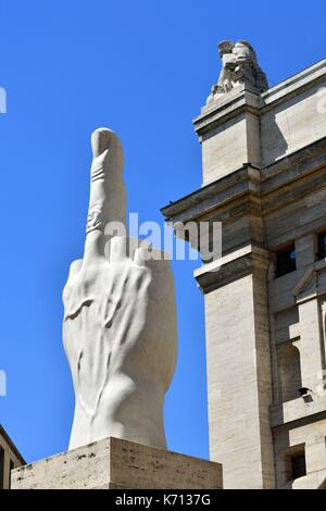 Italien, Lombardei, Mailand, L.O.V.E., die Finger vor der Mailänder ...