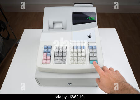 LCD-Display und Tastatur zur Eingabe einer EC-Karte an einem Automaten ...