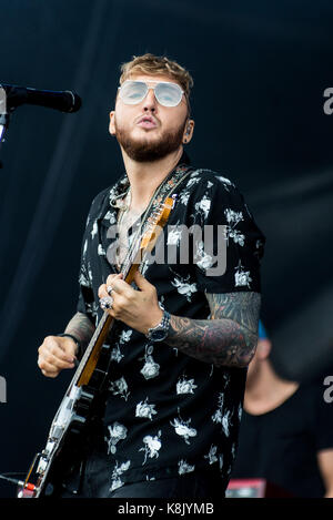 James Arthur führt auf V Festival beobachtet von Freundin Jessica Grist ...