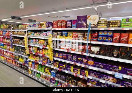 Schokolade und Snacks in einem Supermarkt einkaufen Stockfoto, Bild ...