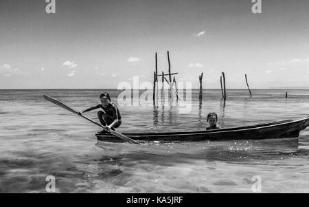 Bajau Stamm Kinder Ruderboot in semporna Meer Stockfotografie - Alamy