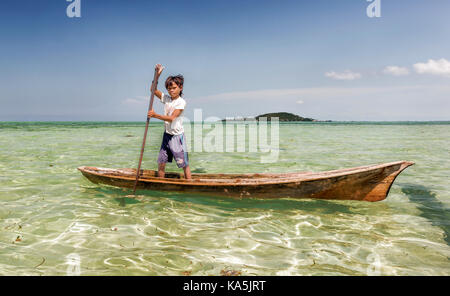 Bajau Stamm Kinder Ruderboot in semporna Meer Stockfotografie - Alamy