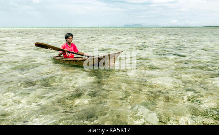 Bajau Stamm Kinder Ruderboot in semporna Meer Stockfotografie - Alamy