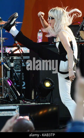 Paramore führt auf GMA in NYC mit: Haley Williams Wo: New York, New ...