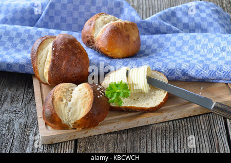 Lauge-Brötchen, eine bayerischen Spezialität Brot gebacken mit Lauge ...