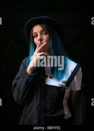 Emo Mädchen rauchen Zigarette. Street Punk oder Hippie Frau mit blauen ...