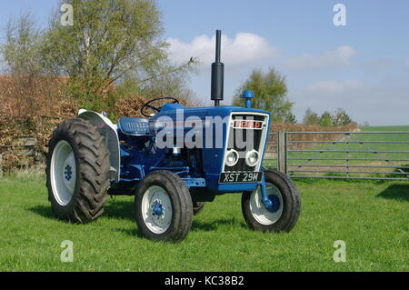 Scheinwerfer, Ford 3000 Oldtimer-Traktor Stockfotografie - Alamy