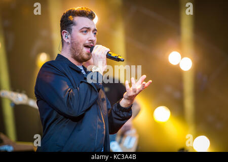 Der englische Sänger, Songwriter und Musiker Sam Smith führt ein Live ...