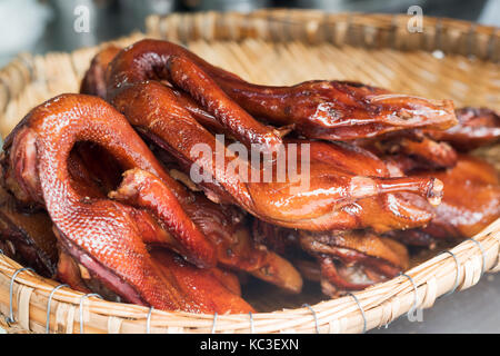 Peking-Ente in Bambus Dampfgarer serviert mit frischer Gurke, Sauce und ...
