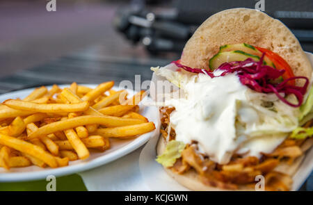 Döner Kebab mit Pommes Frites und Salat Stockfotografie - Alamy