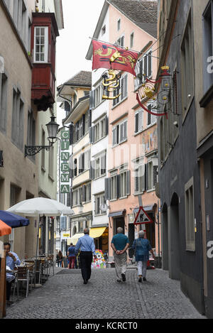 Zürich, Schweiz - 11. Juli 2017: Touristen Kreuzfahrt auf einem Boot ...