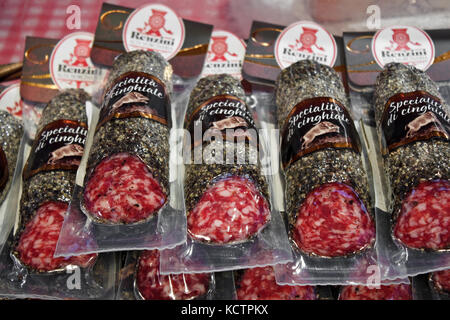 Gepackte Salami-Wurst aus der Nähe auf einem weißen, isolierten ...
