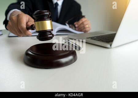 Holz- Hammer auf den Tisch. Rechtsanwalt im Gerichtssaal arbeiten ...