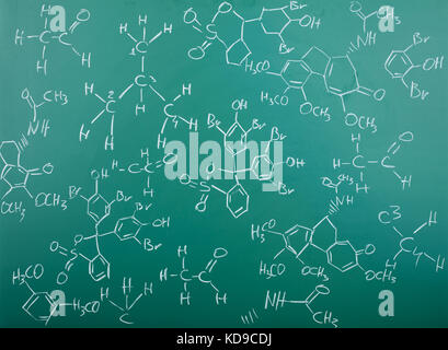 Organische chemische Formeln auf einer grünen Tafel Stockfoto, Bild ...