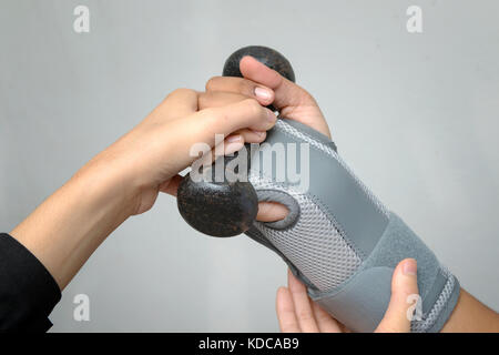 Woman's Hand mit handgelenkstütze Quetschen eine weiche Kugel für Hand ...