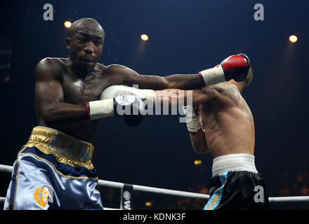 Kian Thomas (links) gegen Ferenc Katona im Weltweight-Kampf in der ...