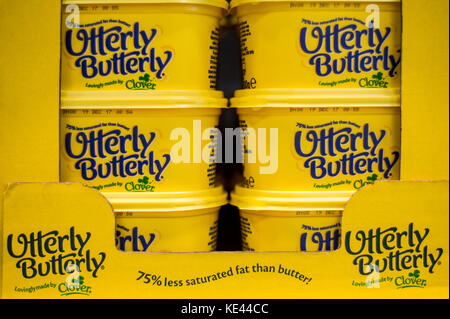 Butter und Margarine Regal im Supermarkt Stockfotografie - Alamy
