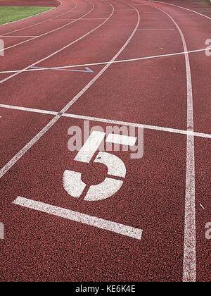 Nummer fünf. Big White Spurnummer auf Gummi rot Rennstrecke. Sanfte ...