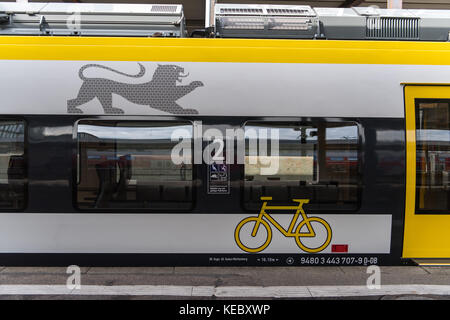 Ein nach der neuen Dachmarke für den Nahverkehr entworfener Zug ist bei ...