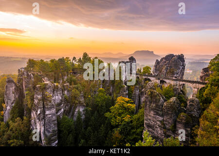 Blick auf die Basteibrücke, bastei bei Sonnenaufgang ...