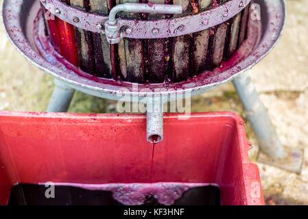 Hölzerne Weinpresse mit roten muss zum Pressen von Trauben zu Wein zu ...