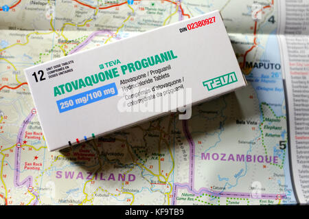 Ein Paket von Malaria Tabletten auf der Oberseite aus einer Karte des ...