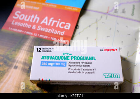 Ein Paket von Malaria Tabletten auf der Oberseite aus einer Karte des ...