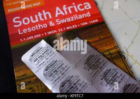 Ein Paket von Malaria Tabletten auf der Oberseite aus einer Karte des ...