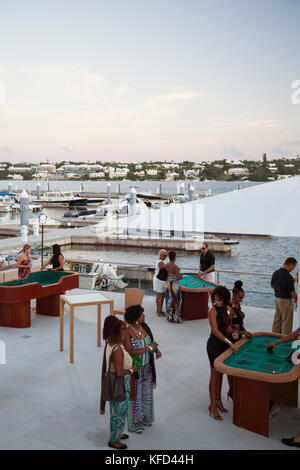 BERMUDA, Hamilton. Die Gäste des 1609 Bar und das Restaurant des ...