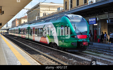Italienische Eisenbahn Zug warten am Bahnhof Verona Porta Nuova ...
