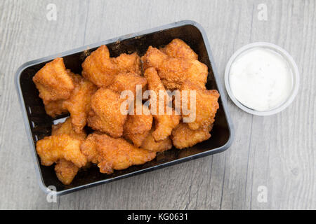 Kibbeling, frittierter Fisch, serviert in den Niederlanden. Das Gericht ...