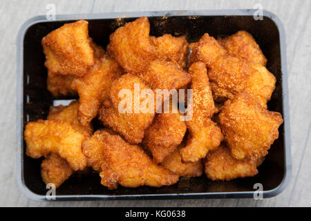 Kibbeling, frittierter Fisch, serviert in den Niederlanden. Das Gericht ...