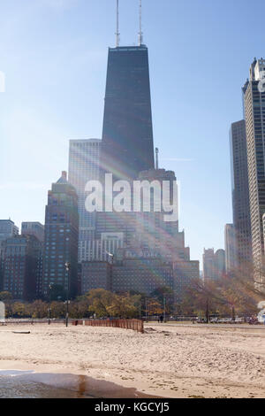Im Winter bietet sich ein Blick auf die Gold Coast und Oak Street Beach an der Chicago Lake ...