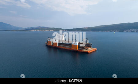 Montenegro - Tivat, 4. August 2017: Heavy lift Schiff Dockwise Vanguard ...