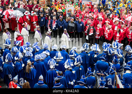 Die deutsche Karnevalssaison beginnt traditionell mit dem Hoppeditz Erwachen am 11. November in ...