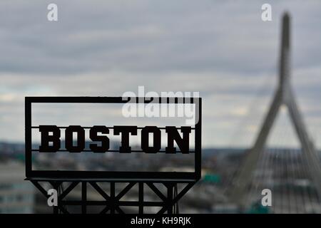 Ein "Boston" billboard Zeichen Makroaufnahme mit dem Boston Stadtbild ...