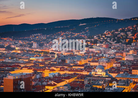 Triest Italien Stadt, Luftaufnahme der beleuchteten Hafen von Triest in ...