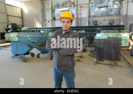 Männliche Arbeiter im bib Overalls, Flanell Hemd und Hut Stockfoto ...